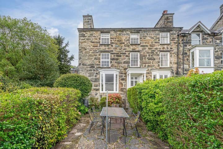 Elegant Dolgellau Townhouse With Mountain Backdrop - Dolgellau
