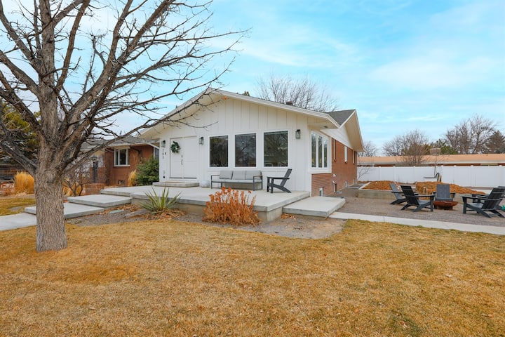 Pickleball Court ~ Large Group Luxury ~ Courtside - Greeley, CO