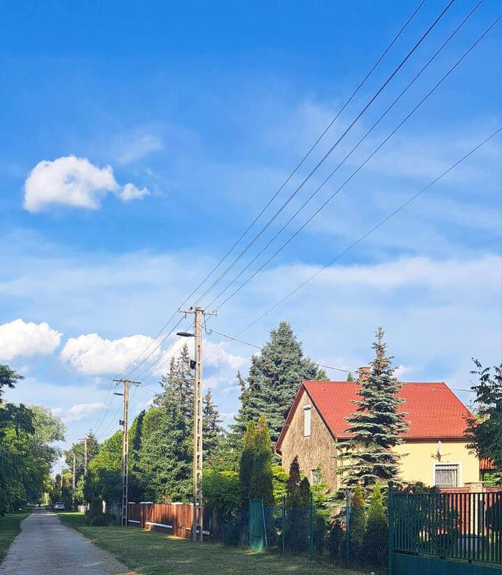 Zweistöckiges, Einfach Eingerichtetes Ferienhaus. - Balatonmáriafürdő