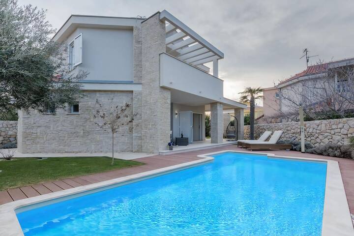 Luxuriöse Villa White Rose Mit Pool In Der Nähe. - Mandre