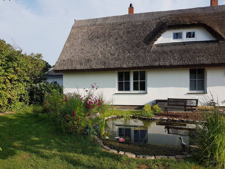Traumhafte Ferienwohnung Im Reetferienhaus - Schaprode