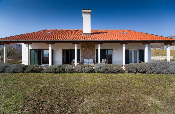 Ferienhaus In Donji Vinjani Mit Großer Terrasse. - Imotski