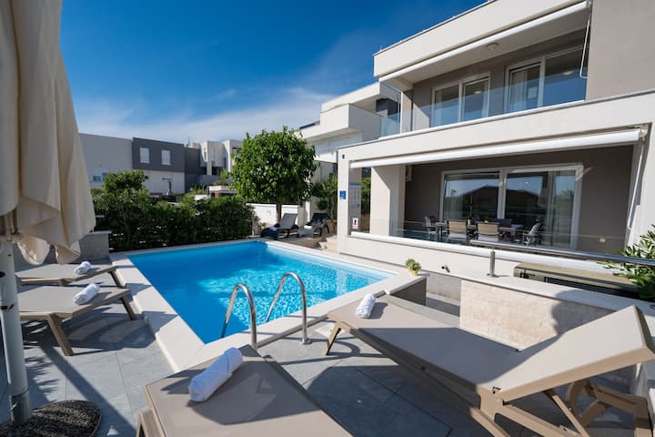 Villa Zora With Private Pool - Novalja
