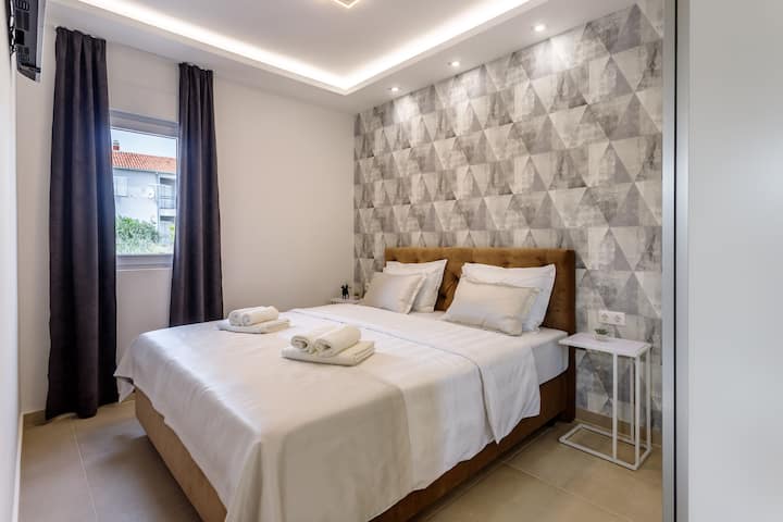 Ferienhaus In Okrug Gornji Mit Privatparkplatz. - Okrug Gornji