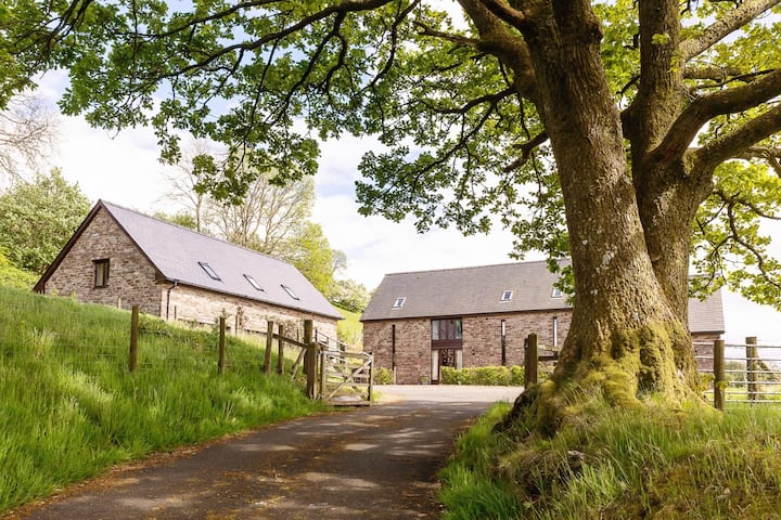 Brecon Beacons Barn With Hot Tub - Brecon