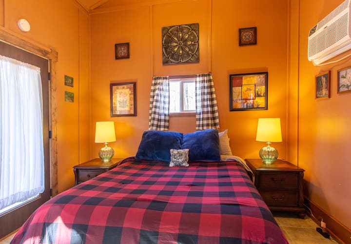 Private Cabin - Shared Pool, Hot Tub And Fire Pit - Bloomington, IN