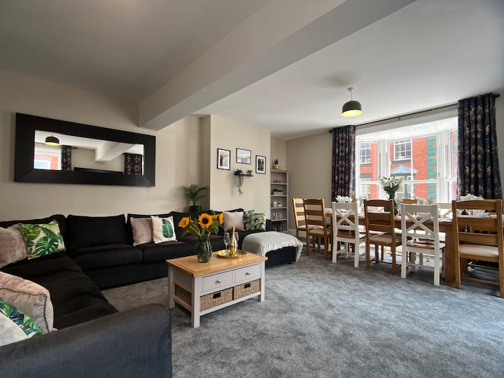 Llangollen High Street  - 4 Bedrooms - Sleeps 12 - Llangollen