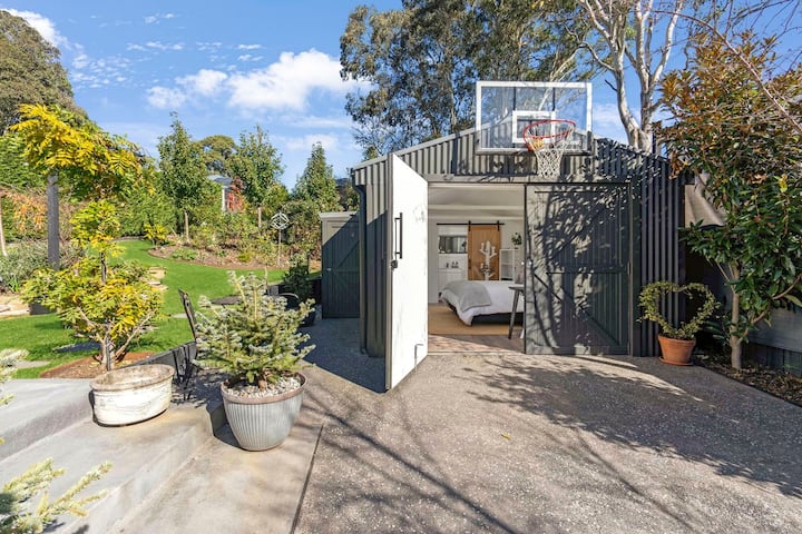 The Hen's Den, Moss Vale - モス・ベール