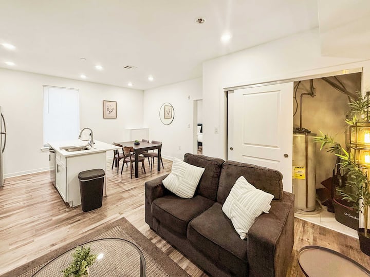 Modern 2 Bd | Sleeps 6 | Northern Liberties - Philadelphia, PA