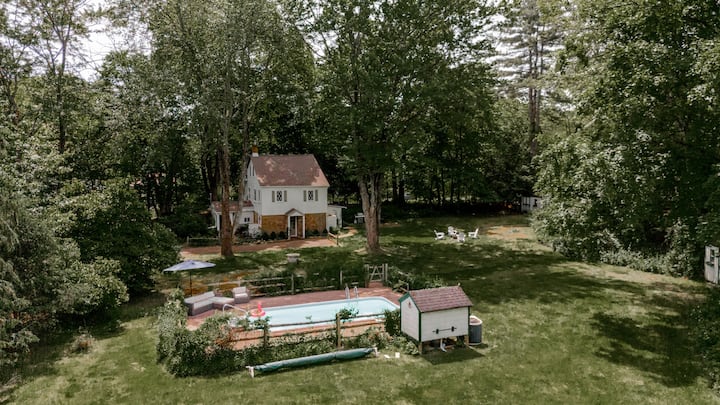Cozy Historic Cottage With Fireplace & Pool - Kingston, NY