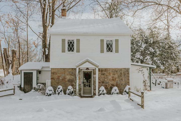 Cozy Historic Cottage With Fireplace! - Kingston, NY