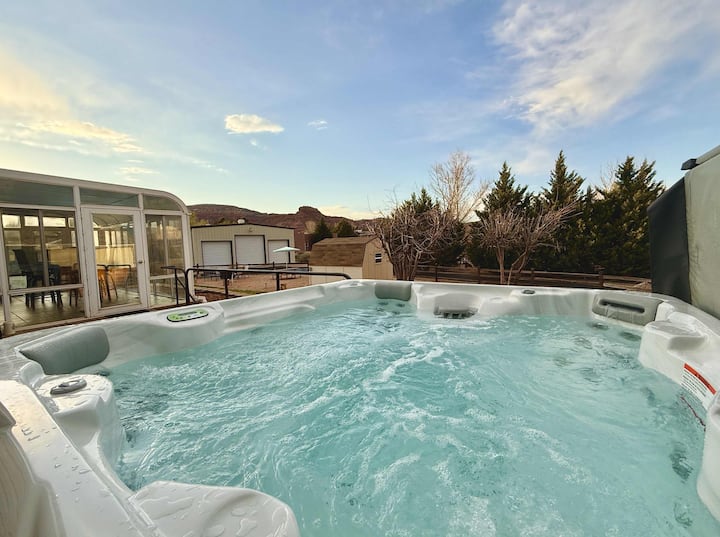 Southern Utah Getaway, Private Hot Tub! Sleeps 10 - Kanab, UT