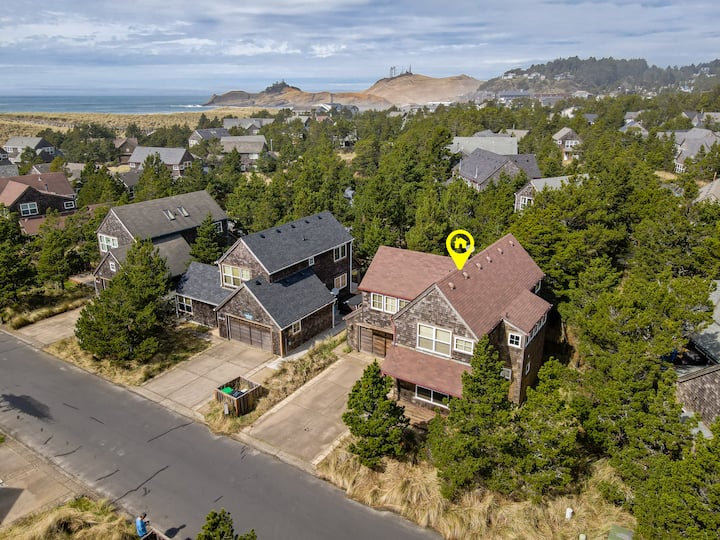 Beachccomber Cottage-near Beach. Spacious & Fun - Pacific City, OR