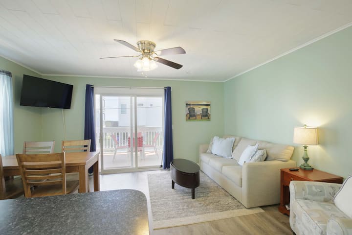 Lakefront Unit Steps To Beach 2 Bedroom Sleeps 6 - Carolina Beach, NC
