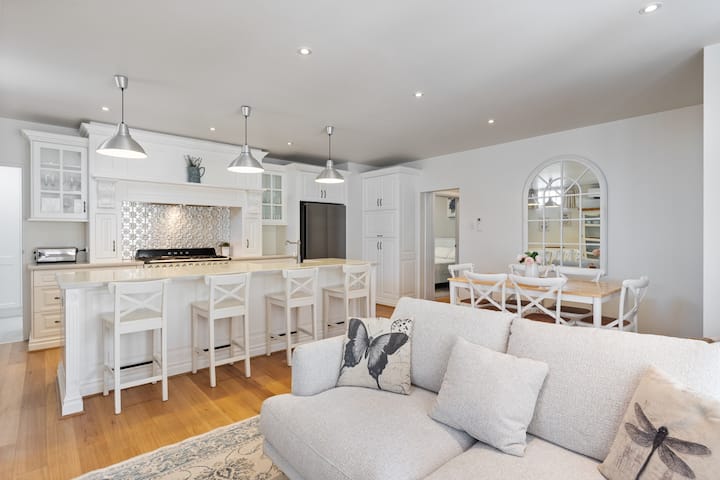 Bluestone Symmetrical Cottage With Outdoor Area - Enfield