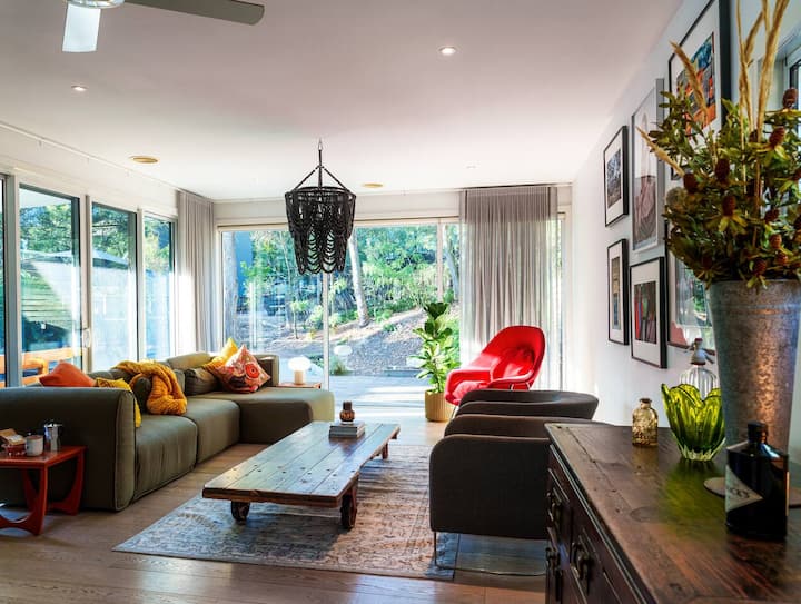 Montez House: Pool Retreat - Guildford