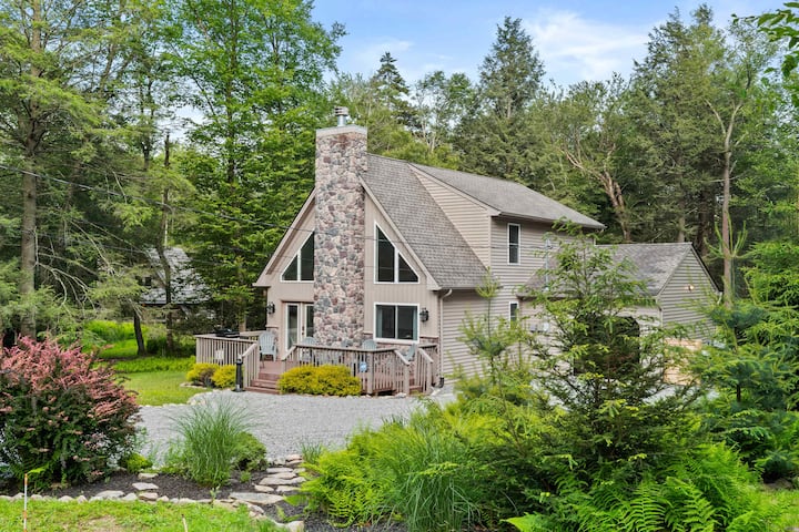 Poconos Retreat | Hot Tub, Lake, Kayaks, Game Room - Albrightsville, PA