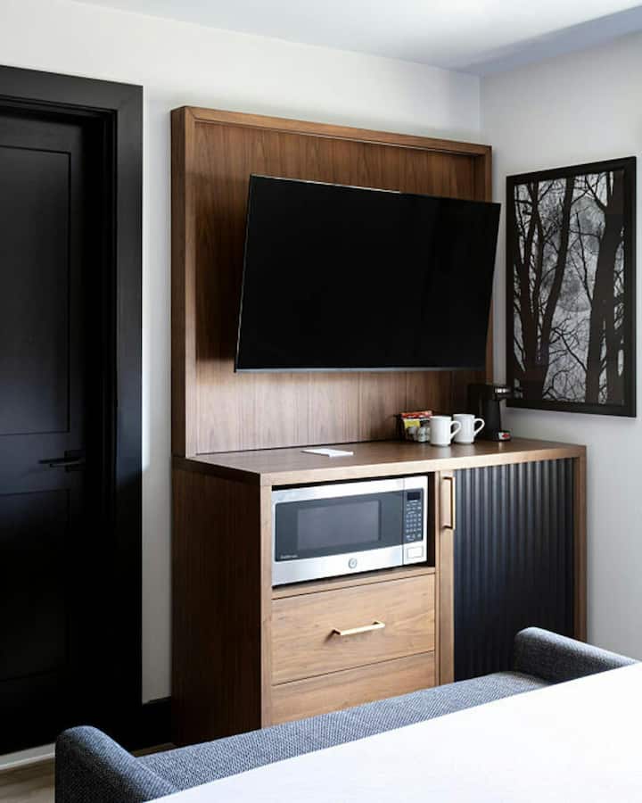 Tastefully Furnished With Small Seating Area - Salem, MA