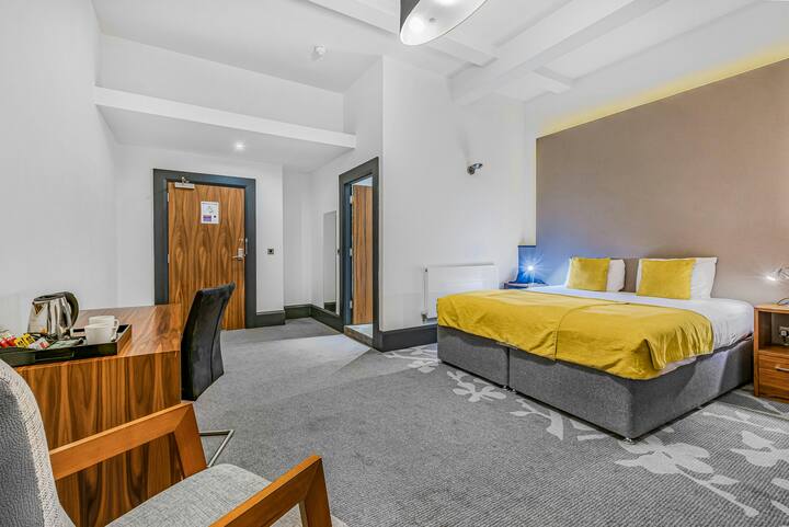 Windowless Room Ideal For Late Sleepers - Manchester