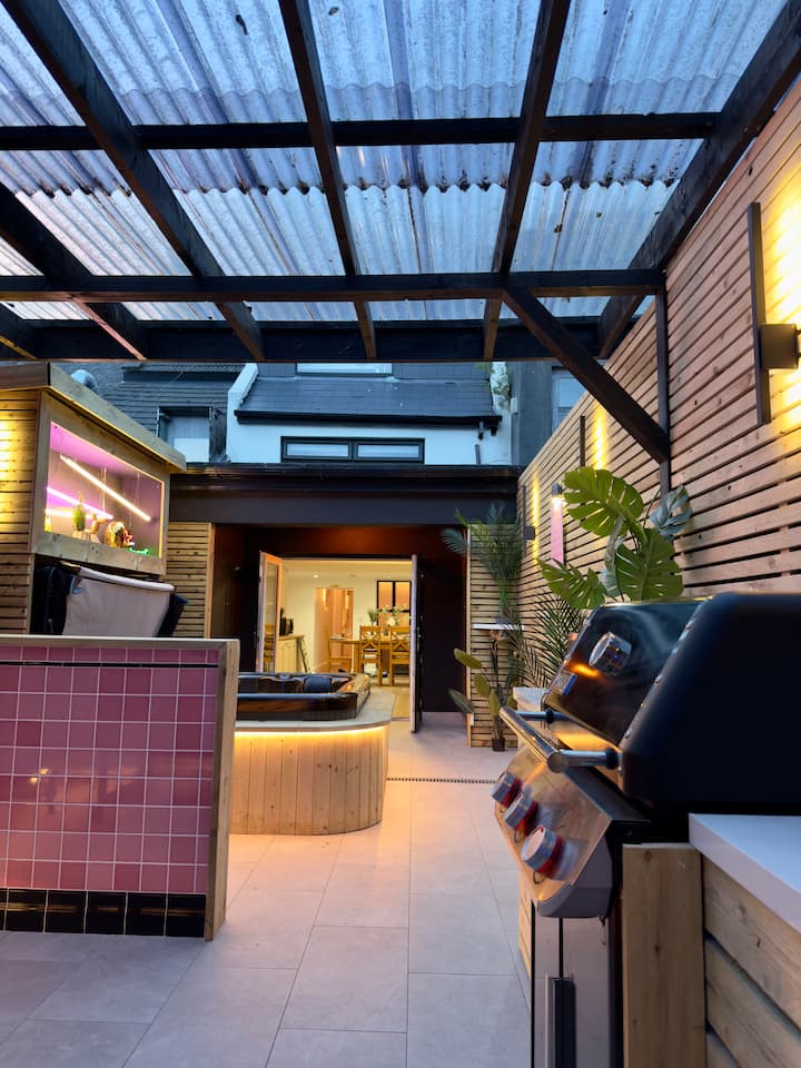 Stylish City Centre Hideaway + Private Hot Tub - Galway