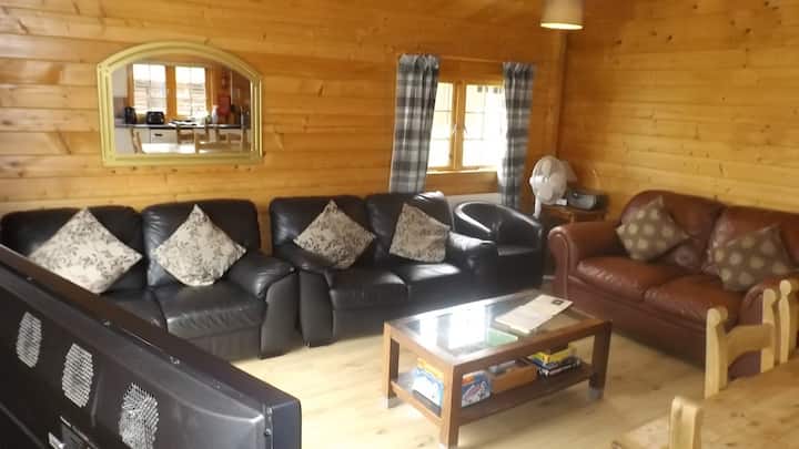 Spacious 3 Bedroom Cabin At Avonvale Holiday Lodge - Evesham