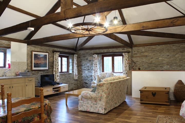 The Hayloft - 1 Bedroom With Day Bed In Lounge 2+2 - Liskeard