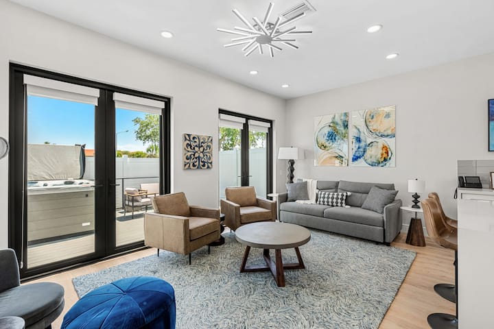 Luxury Escape • Hot Tub • Across Beach • Balcony - Cocoa Beach, FL