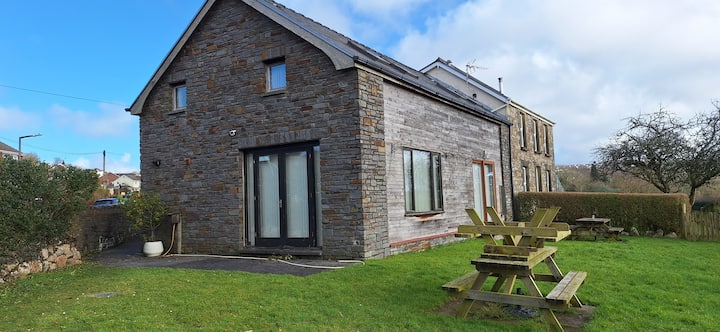 2 Bed Cottage - Sleeps 4 - Garden, Parking Wifi - Three Cliffs Bay