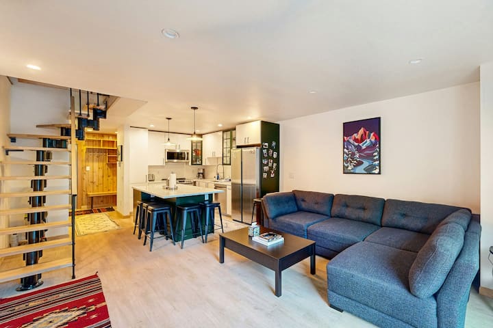 2br Ski In And Ski Out Condo - Girdwood, AK