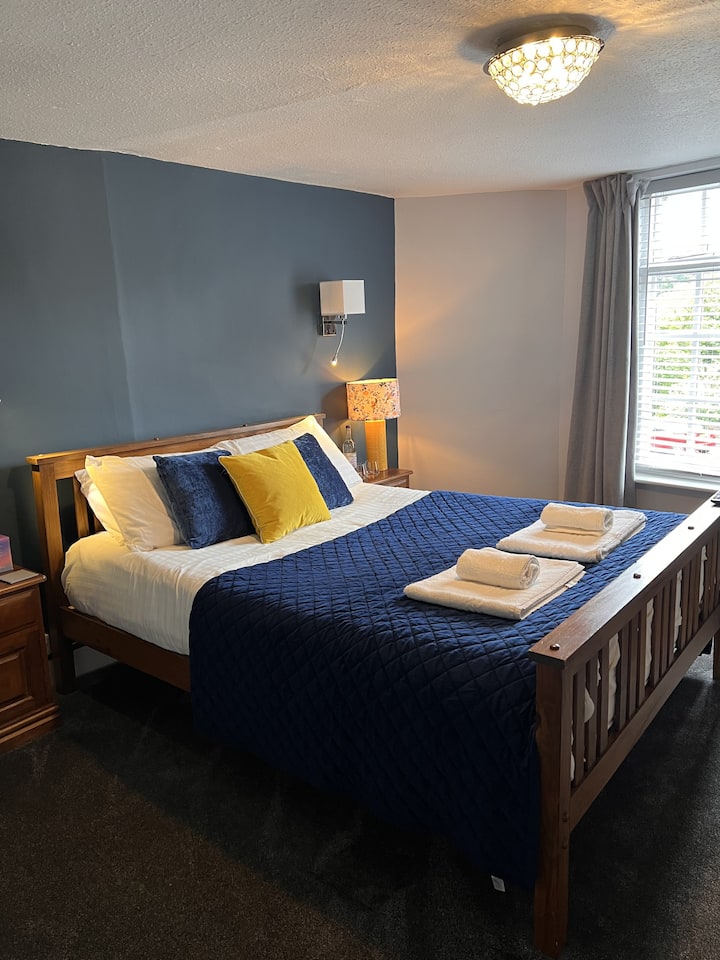 King Sized Room, Ensuite Bathroom, Free Parking - Telford