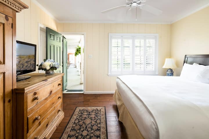 Scenic King Room | Garden Views & Easy Access - Dewey Beach, DE