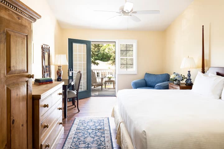 Palmer House King | Vaulted Ceilings & Deck - Rehoboth Beach, DE