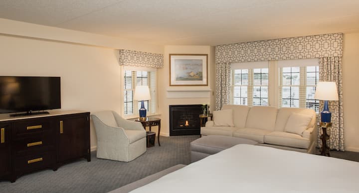 Elegant Junior Suite | Fireplace & Sleeper Sofa - Rehoboth Beach, DE