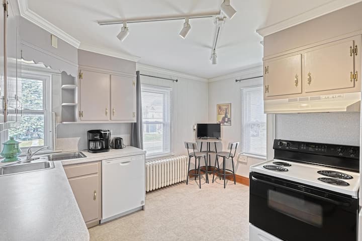 Cozy 1800 Sq. Ft Hershey House (3 Floors) - Hershey, PA