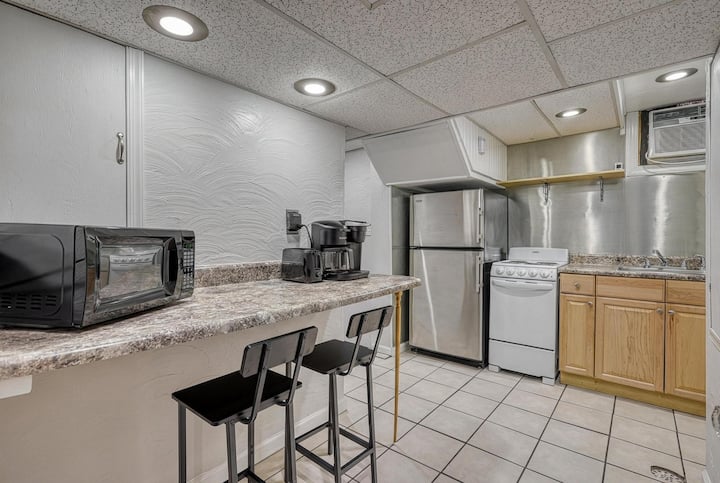 300 Sq Ft Hershey Studio (Full Separate Kitchen) - Hershey, PA