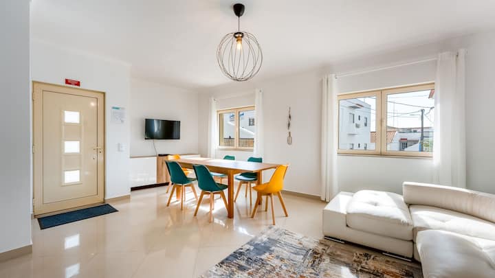 Family-friendly Home W/ Ac & Patio By Lovelystay - Lagos