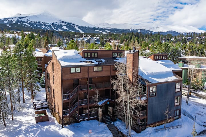 You Wont Believe You're Right In Town! Corner View - Breckenridge, CO