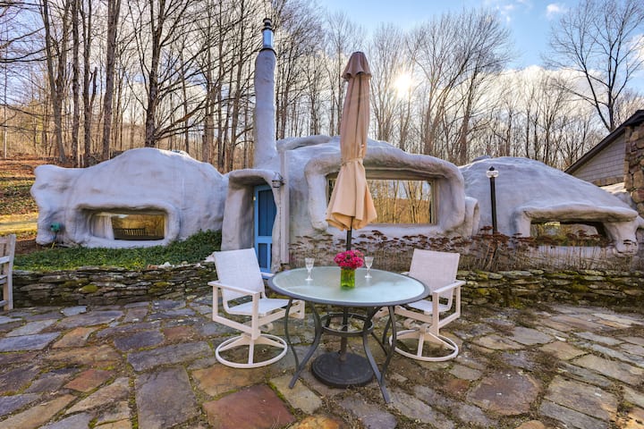 < 6 Mi To Arlington: 'Whimsical Stone Abode!' - Vermont