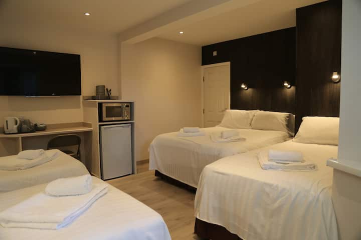 Family Ensuite At Debden Guest House - Uxbridge