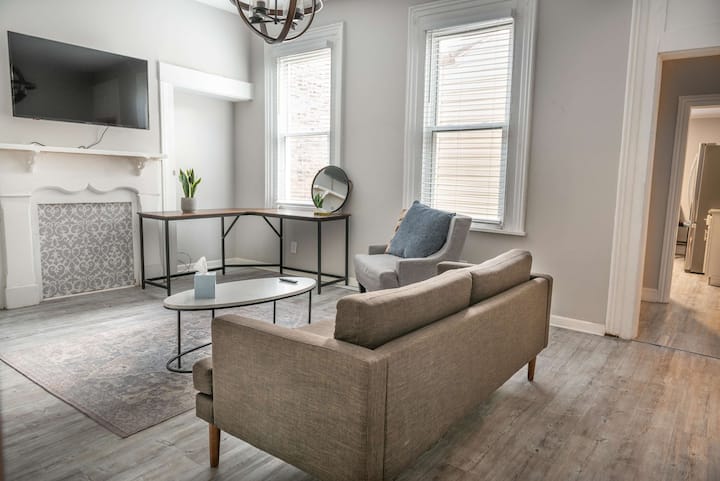 Beautiful 3-bed W/ Parking Near Agh & Stadiums - Pittsburgh, PA