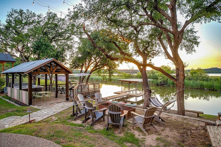 Lakefront W/ Pool, Hot Tub + Sleeps 18 - Granbury, TX