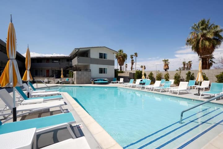 Oasis With Pool & Mountain View - Palm Springs, CA
