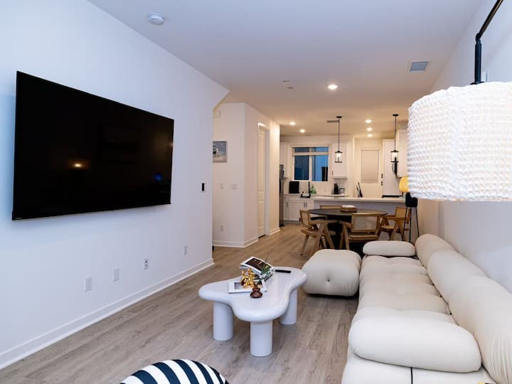 Modern Designer Stay | Bright, Chic & Spacious - Rancho Cucamonga, CA