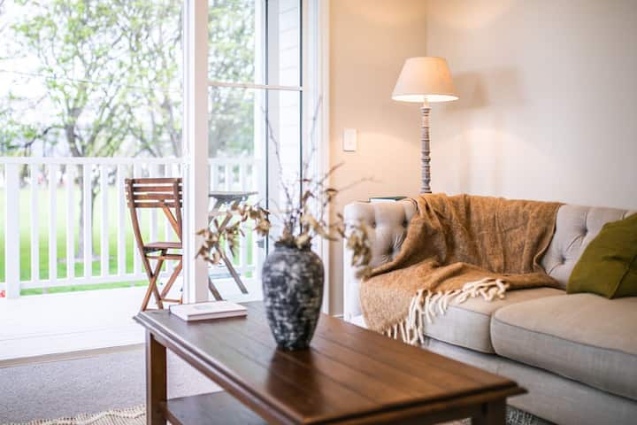 3 Bed Family Retreat Classic Charm With Park Views - Lyttelton
