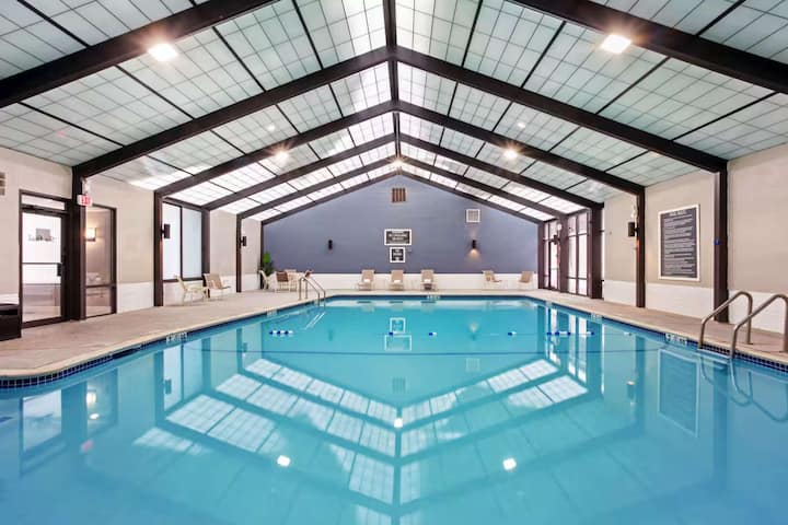 Near Merrimack College + Free Breakfast. Pool. Gym - Andover, MA