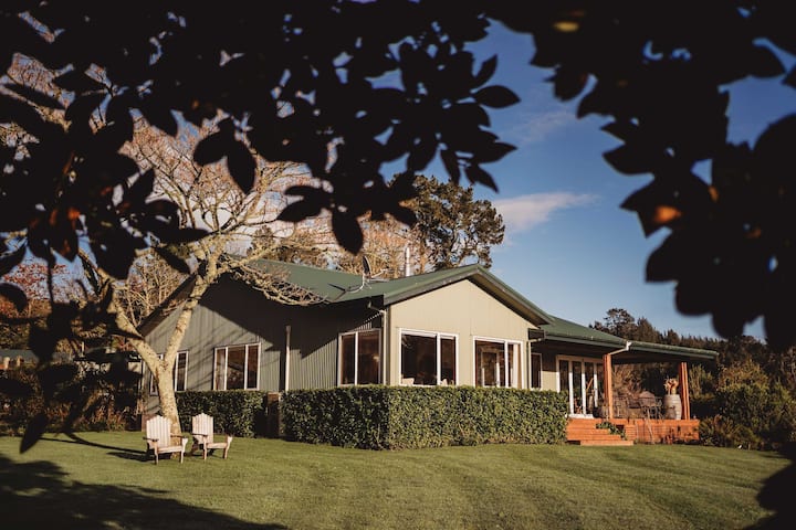 Paradise Valley Lodge - Luxury Country Homestead - Rotorua