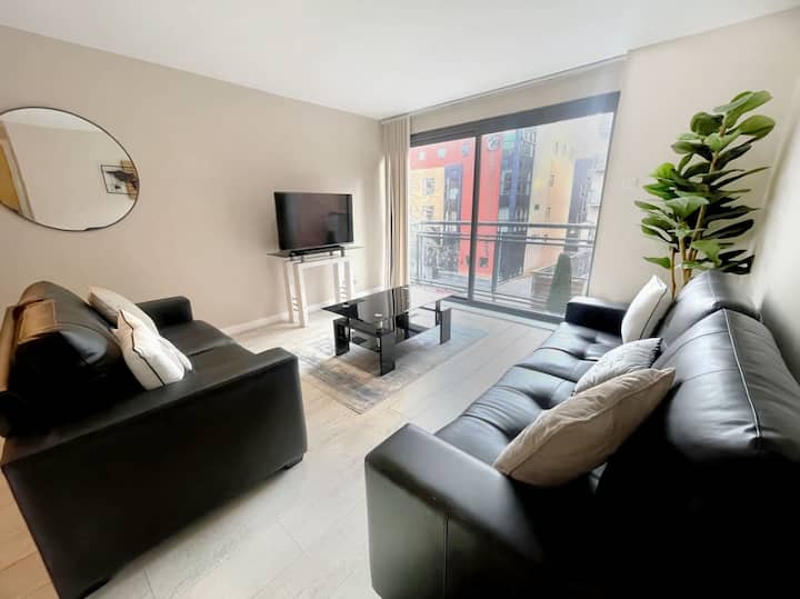 The Hideaway Sleeping 6 Guests With Balcony! - Liverpool