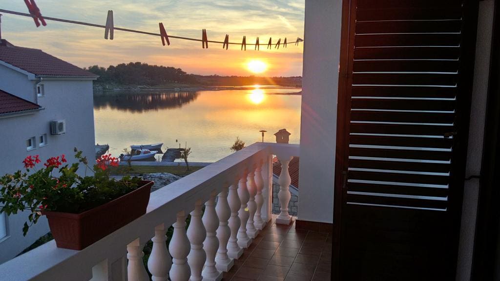 Studio Branko with Balcony and Sea View (1) - Apartments for Rent in ...