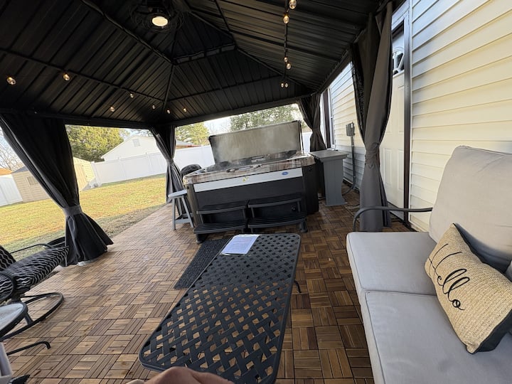 Serene Corner Cottage With Hot Tub - Scotsdale, MO