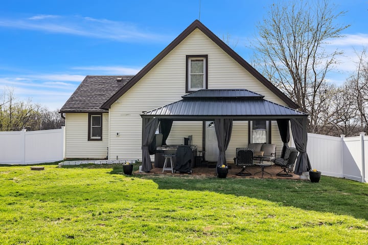 New! Serene Corner Cottage With Hot Tub - Arnold, MO
